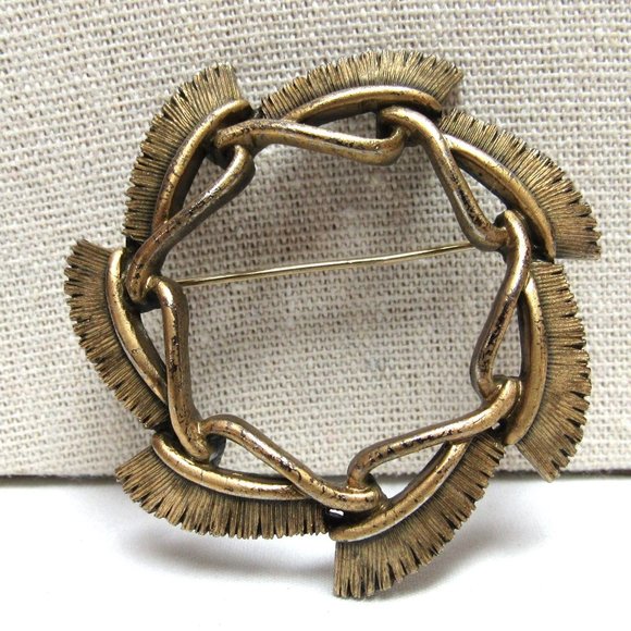 Tortolani | Jewelry | Tortolani Vintage Circle Pin Brooch Gold Tone 96s ...